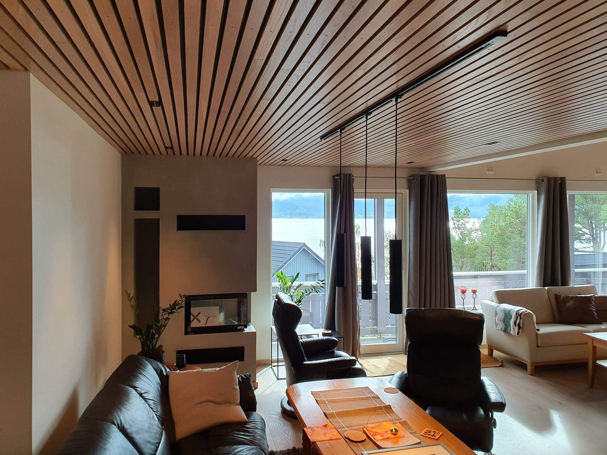 Enebolig Flisnes - Spiletak og sorte armaturer - Nordesign