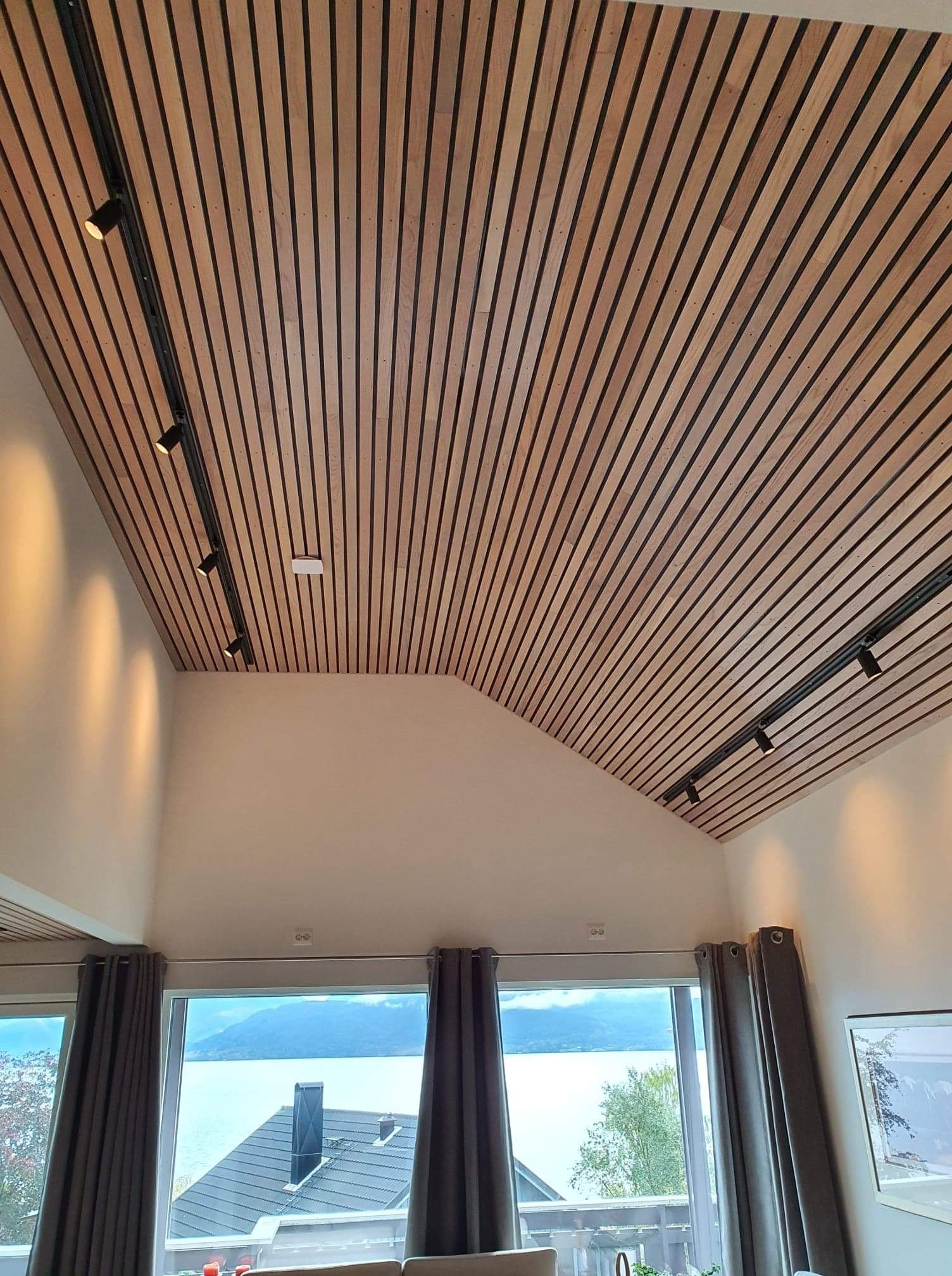 Enebolig Flisnes - Spiletak og sorte armaturer - Nordesign